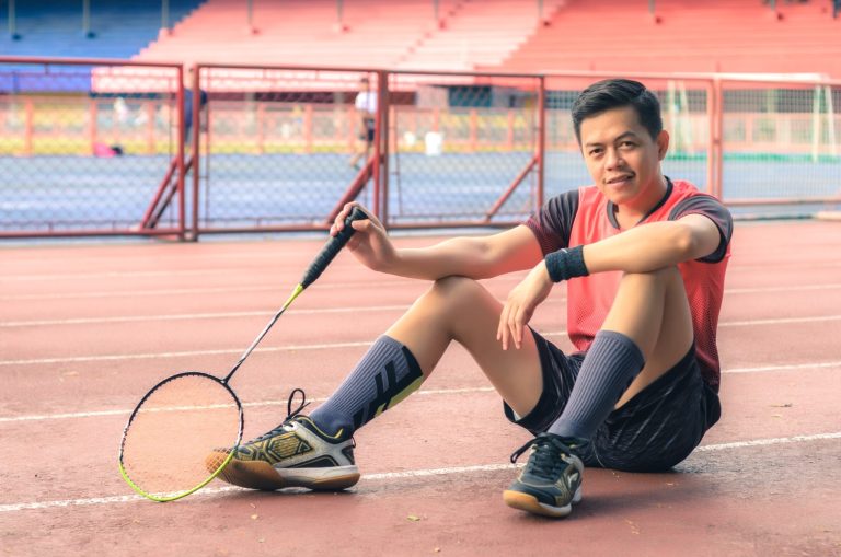 How to Put Grip On a Badminton Racket: Step By Step Guide – Backyard ...